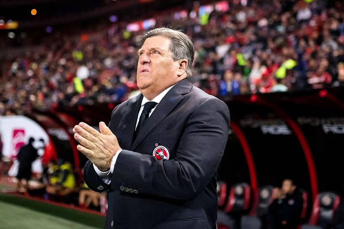 Liga MX 2026: Miguel Herrera 'regatea' el posible fichaje de Chicharito ...